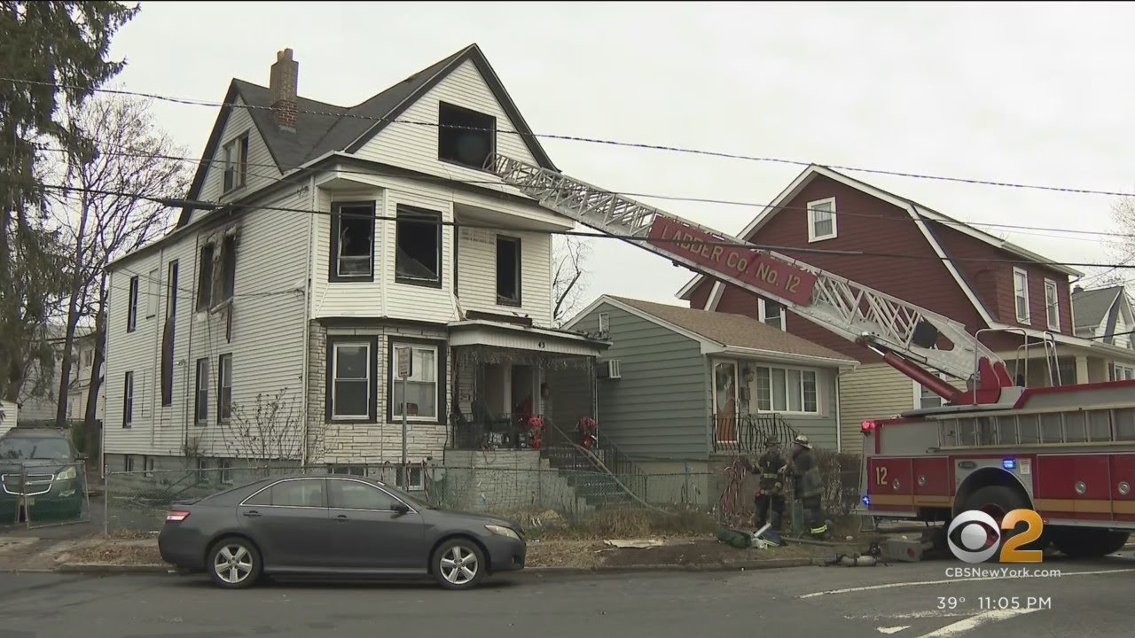 4 hurt, including child and firefighter, after Newark fire - YouTube