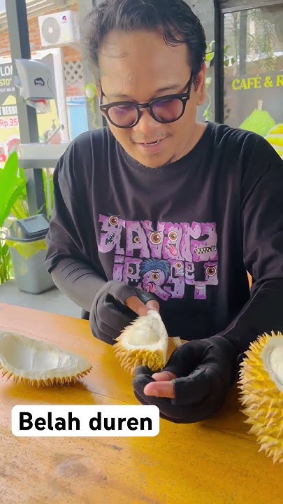 Belah duren siang - siang #duren #durian - YouTube