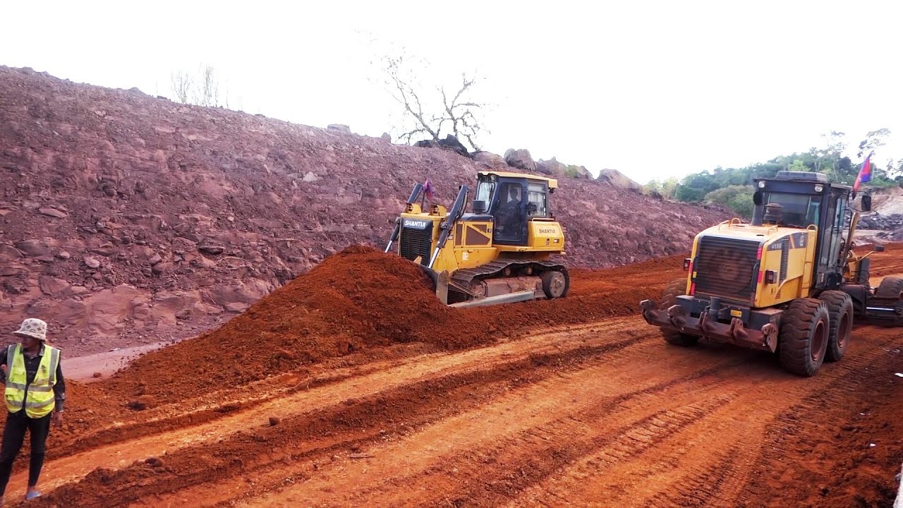 Mastering Bulldozer Skills for Effective Red Dirt Clearing Leveling ...