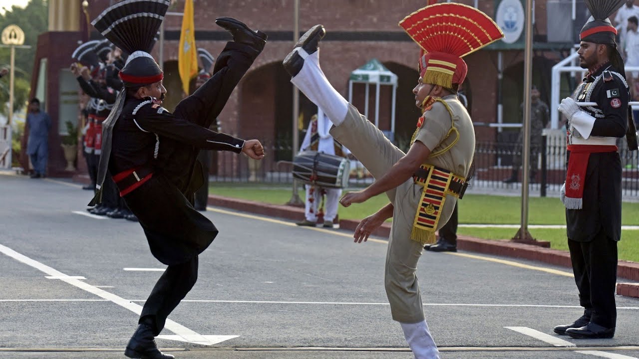 India🇮🇳Pakistan Border parade....#vlog #indianarmy .....#border - YouTube