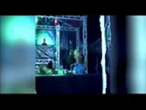 Indonesian popstar Irma Bule sings 45 minutes after bitten by - YouTube