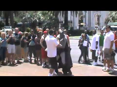 Batman se prend une claque - YouTube