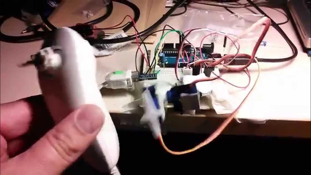 Arduino servo nunchuck - YouTube
