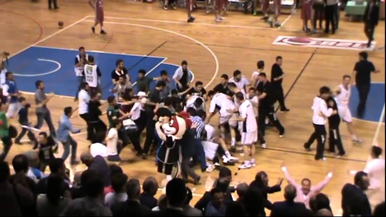 Hasan Rizvic Buzzer Beater Aydem PAÜ:64 Vestel:62 - YouTube