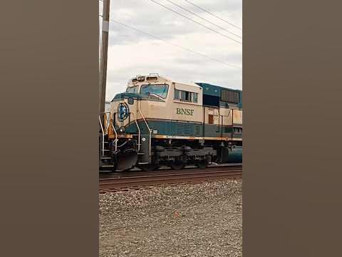 BNSF SD70MAC Executive Paint - YouTube