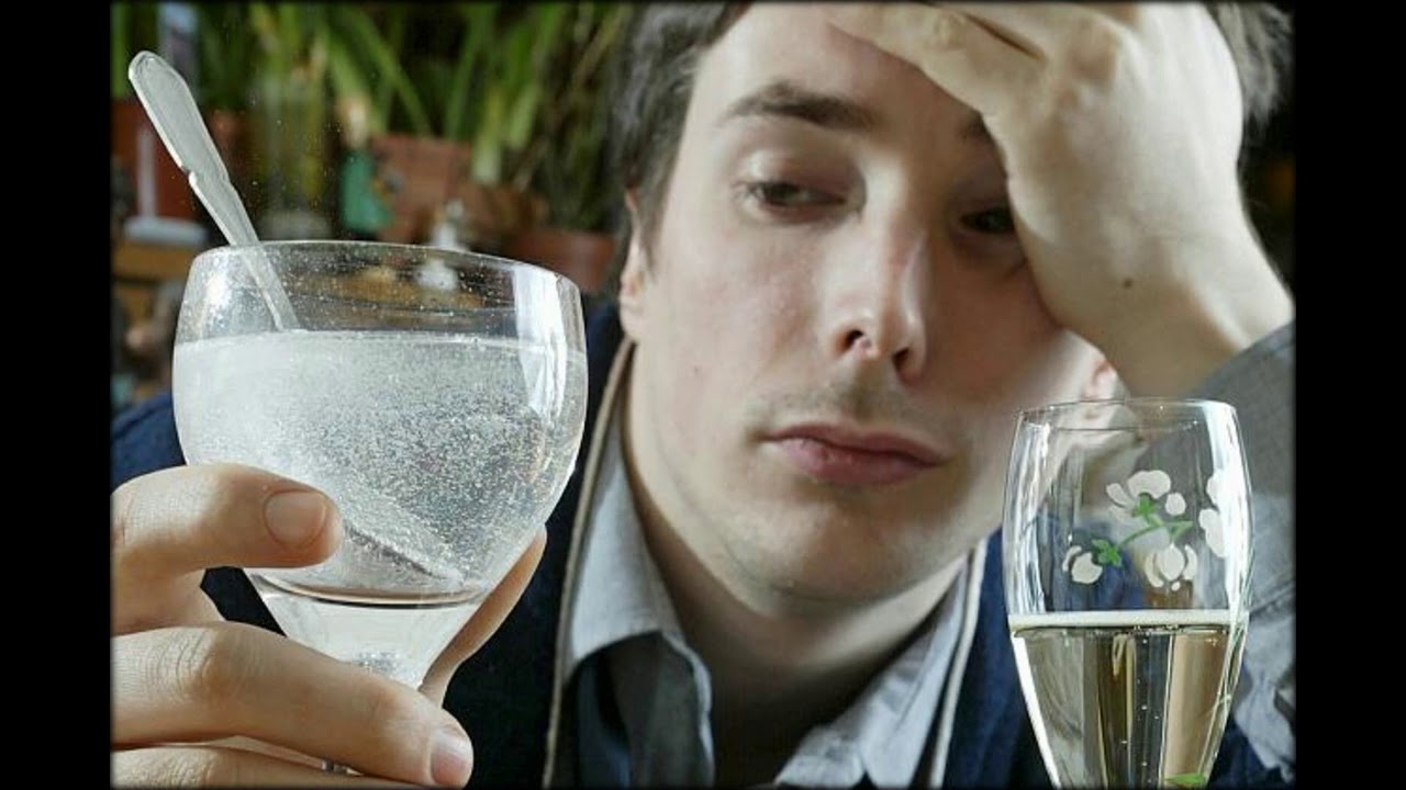 Alkoholkonsum: So erkennen Sie einen Alkoholiker - YouTube