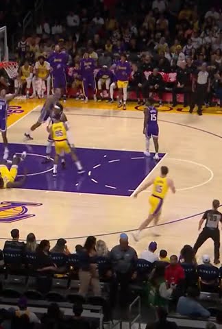 LeBron's bounce pass: on-point 🎯 - YouTube
