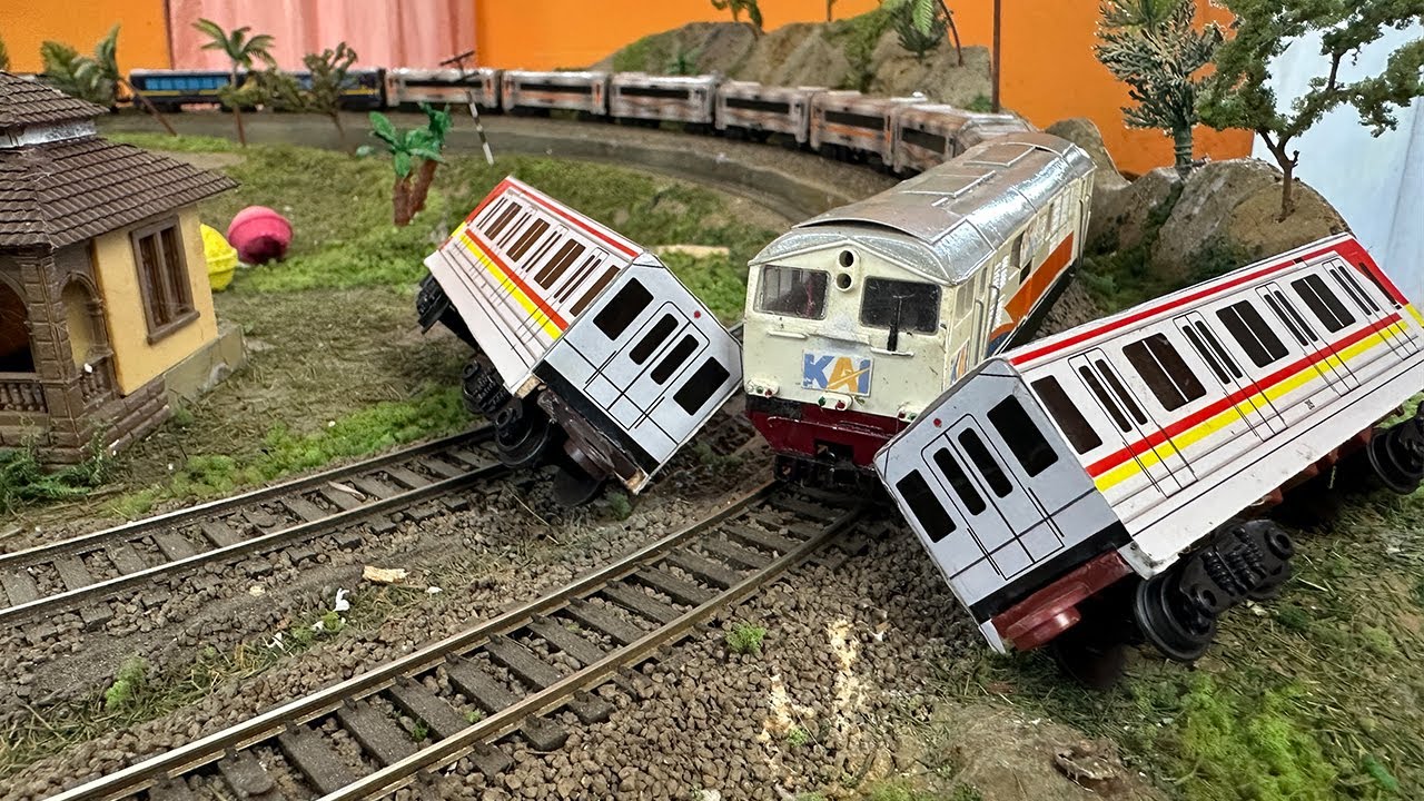 Kereta Api BB304 Membawa 12 Gebrong Menabrak Kereta Listrik KRL ...