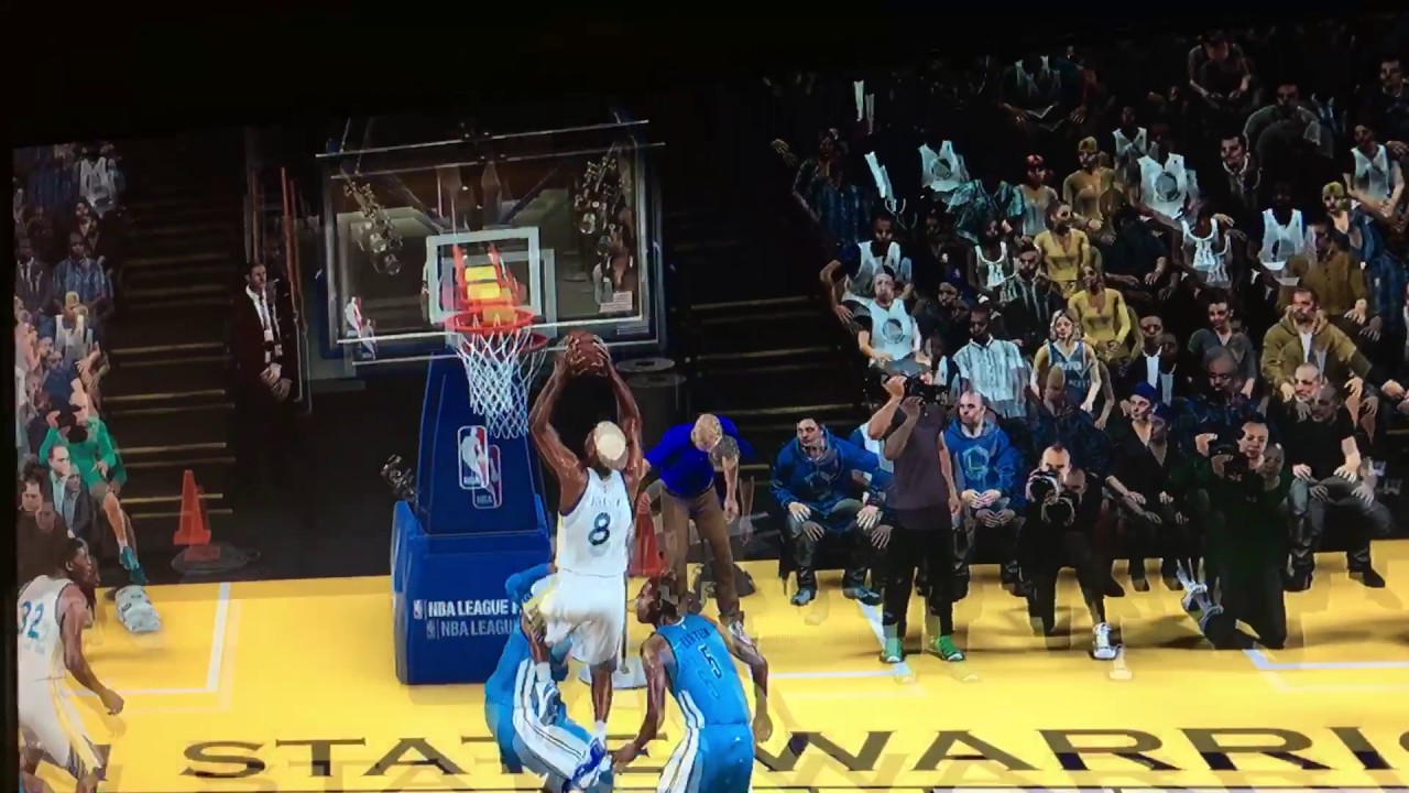 Dunking on big man as a point guard - YouTube