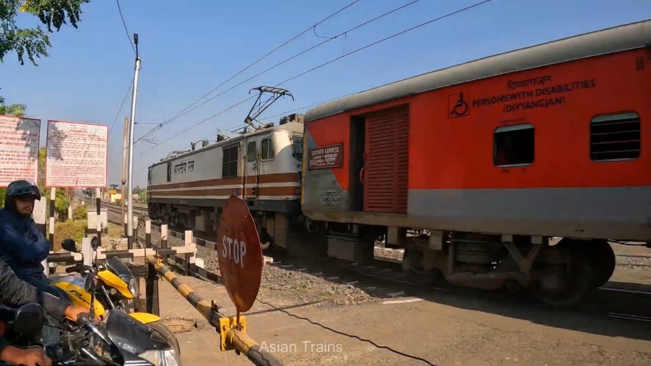 SDH Rajdhani & Howrah Duronto & Mumbai mail crosses back to back like ...