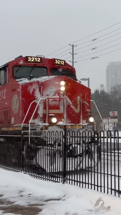 CN 3212 leading westbound manifest out of Toronto - YouTube