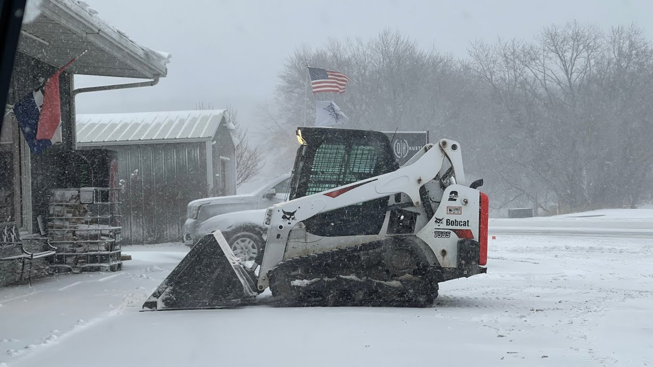 SNOW CLEAN up in the Bobcat T595 and 84" snow bucket - YouTube