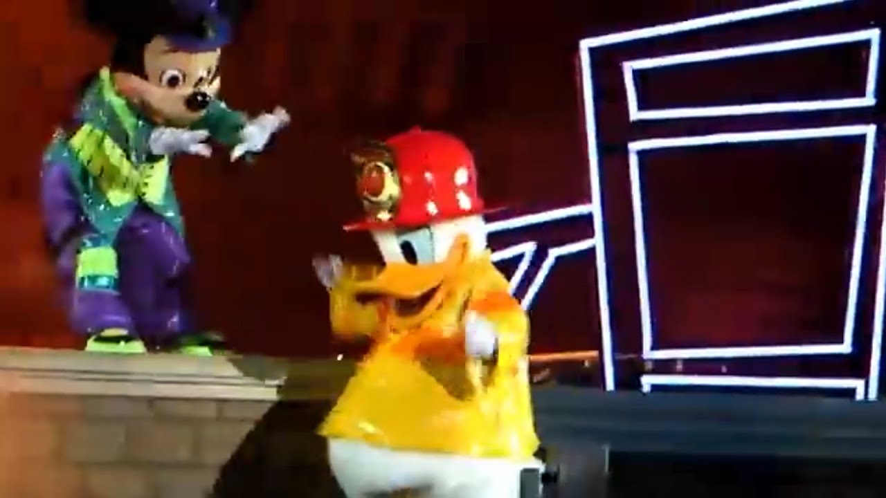 Disney Mascot Fails: The Funny Side - YouTube