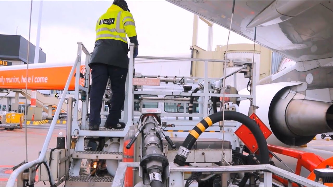 Vliegtuigtanker; tanken met een dispenser - YouTube