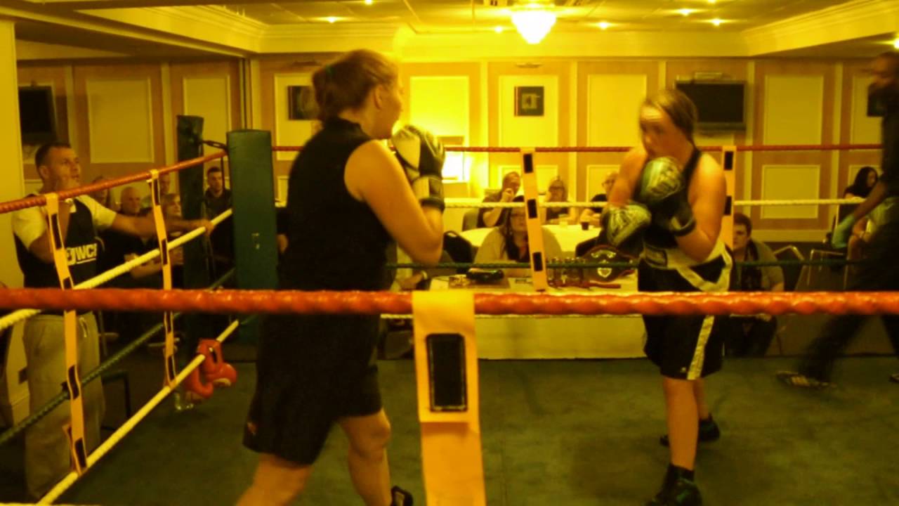 SK Fight Club - SKFC2 Charlie Mackay vs Chelsea Jones - YouTube