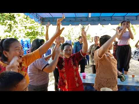 Viral emak-emak Terus di goyang.