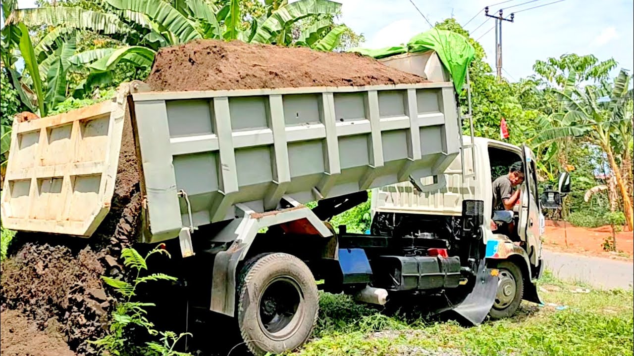 Mobil truk muatan pasir full bak bongkar di pinggir jalan - YouTube