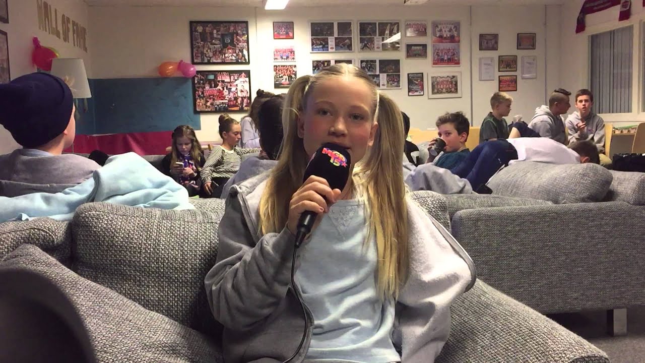 Emma Rosa fortæller hvor hendes røde hue er blevet af - YouTube