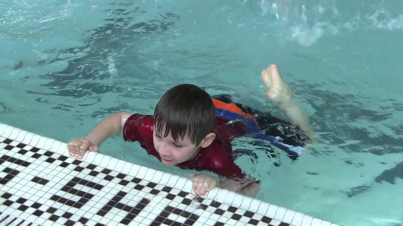 Guppy swim lesson - YouTube