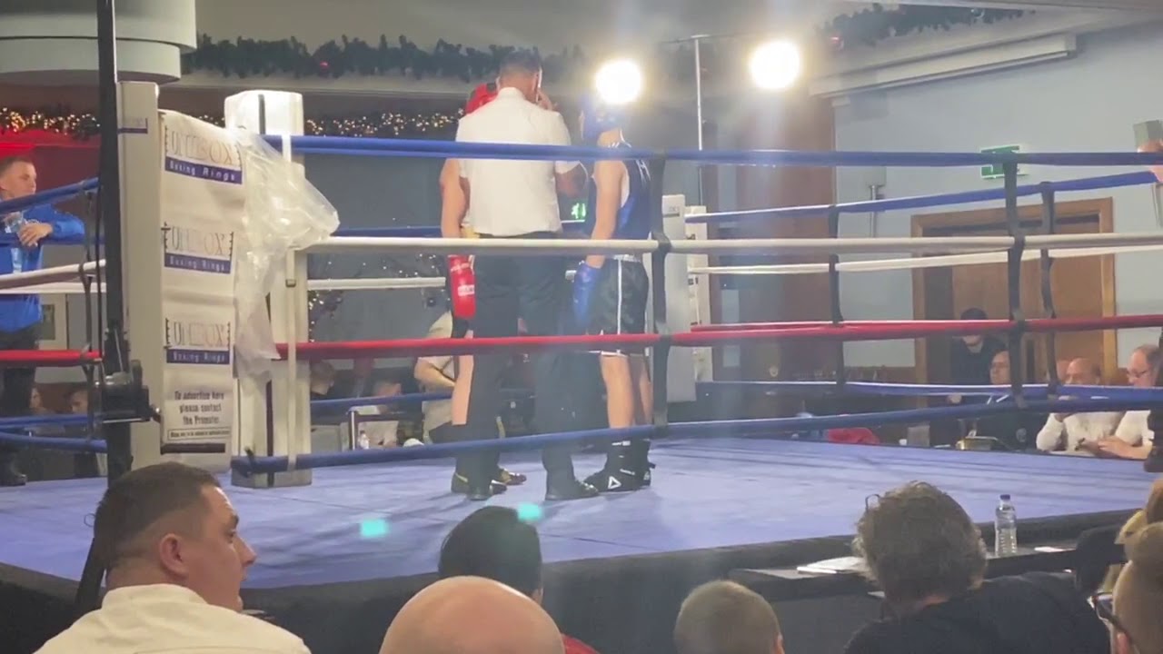 Ethan Churchill wins first fight against a seasoned boxer.🥊🥊 - YouTube