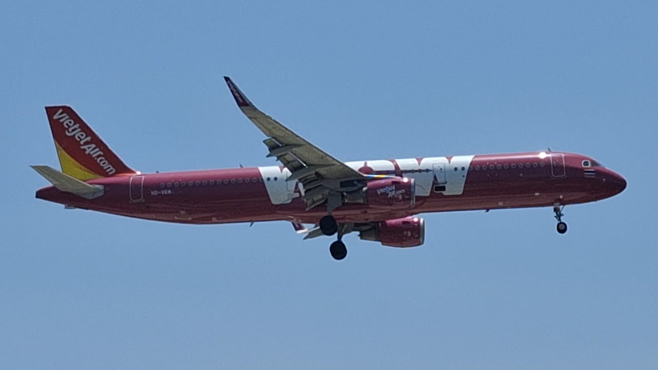 VietJet Air with strange paint colors landing at Da Nang airport. - YouTube