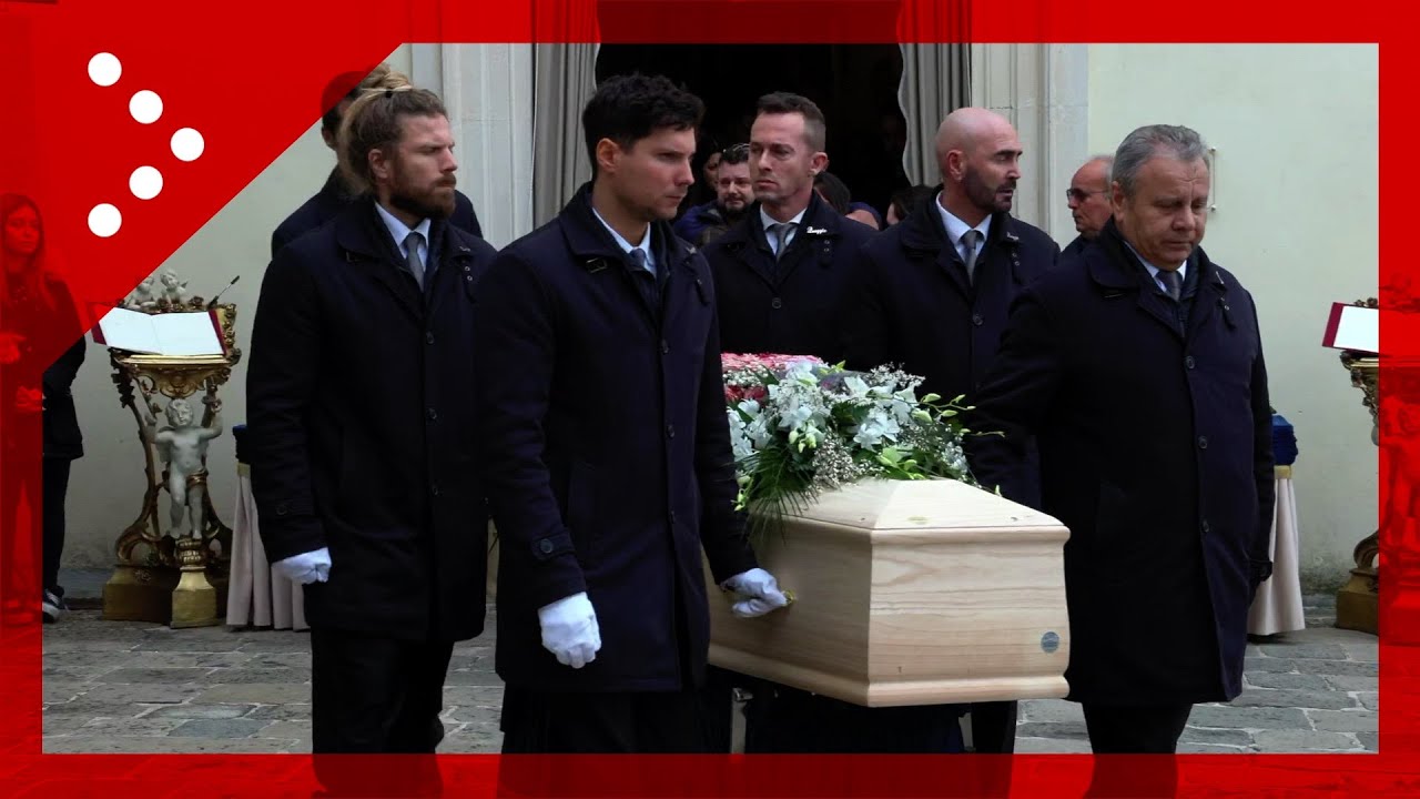 Funerali di Sara Buratin, l'uscita del feretro dalla chiesa di ...