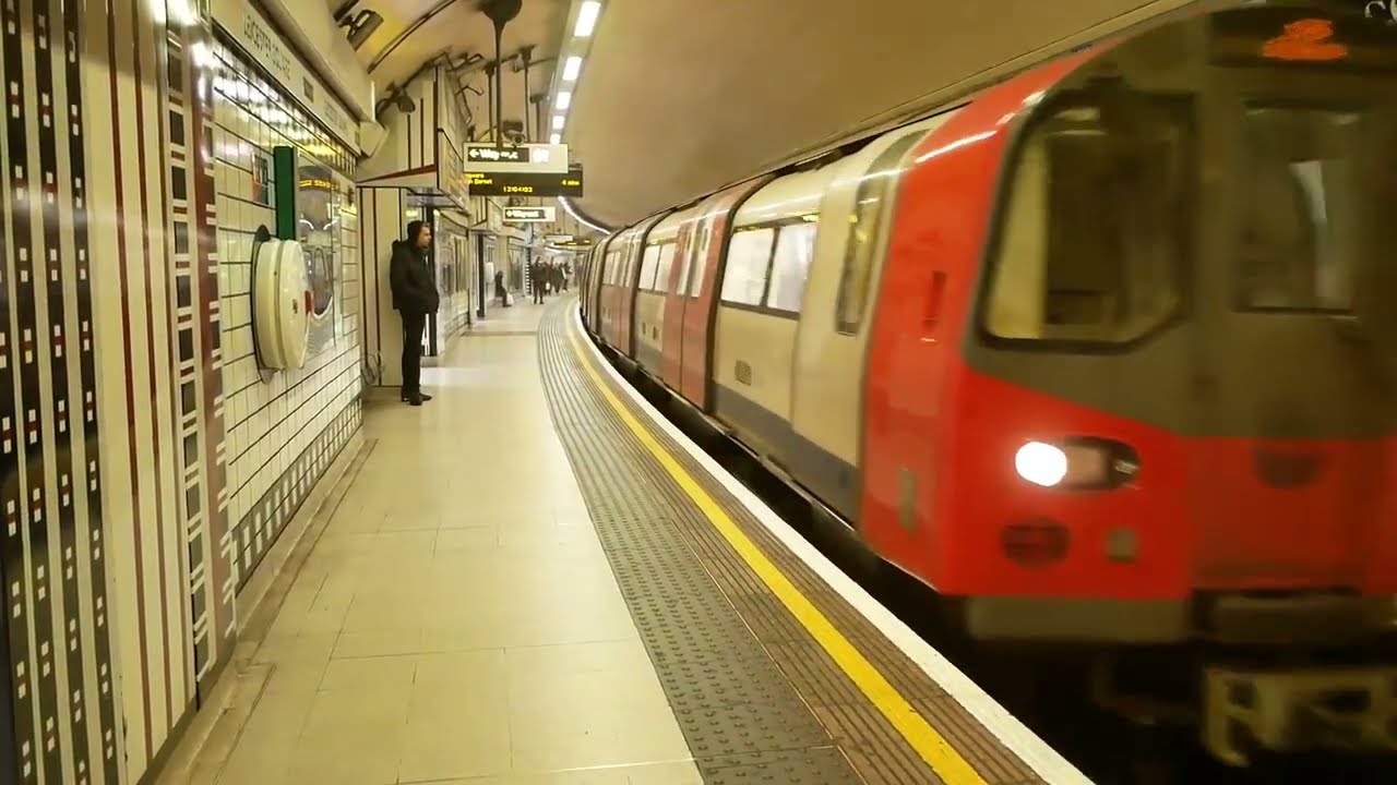 London Underground Northern Line 1995 Stock Trains At Leicester Square ...