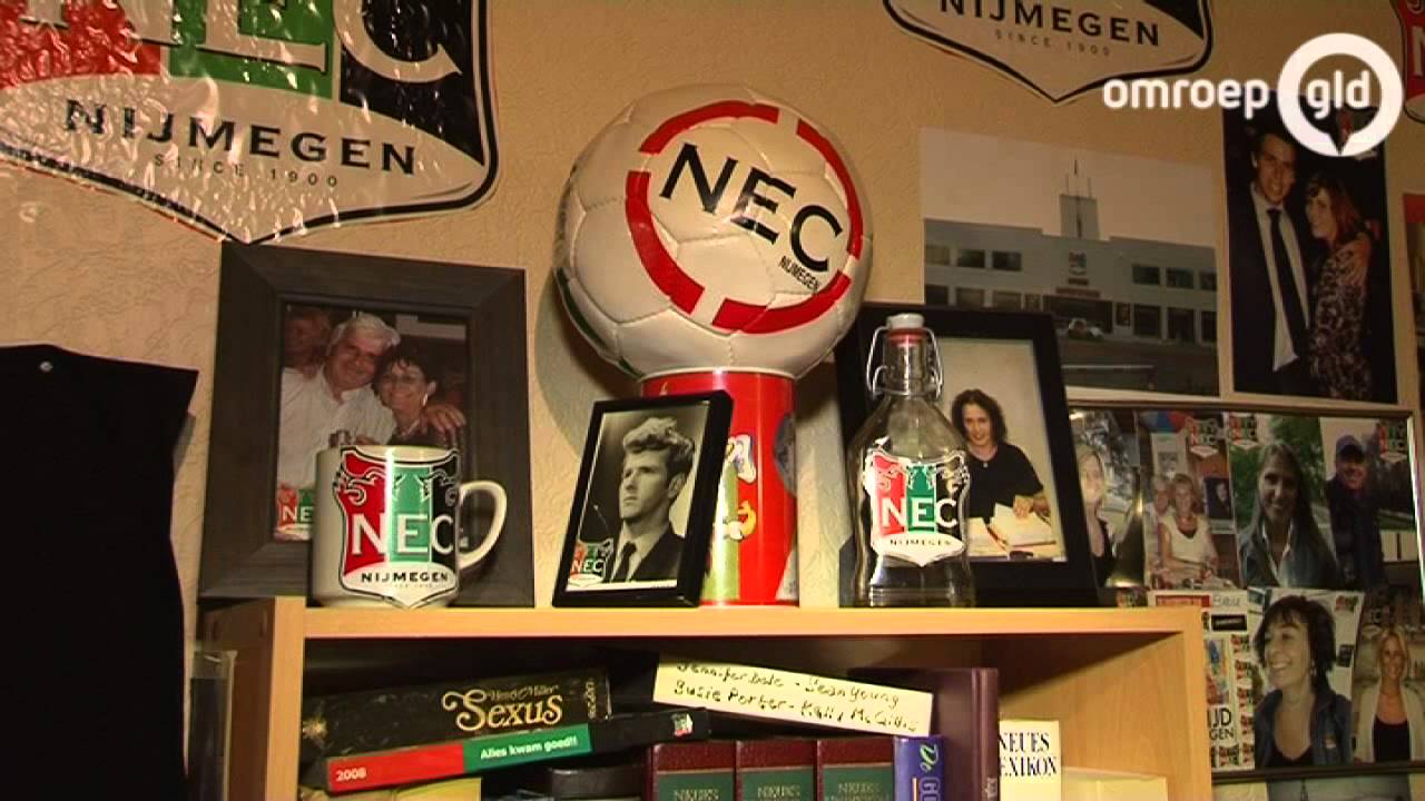 Vlag NEC-fan Jan de Beu gestolen: 'Dit brengt ongeluk' - YouTube