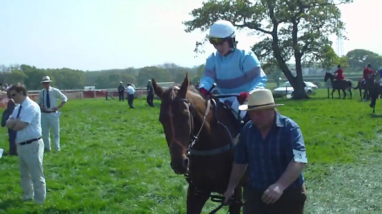 The Welsh Dragons: Chestnut Annie and Isabel Tompsett - YouTube