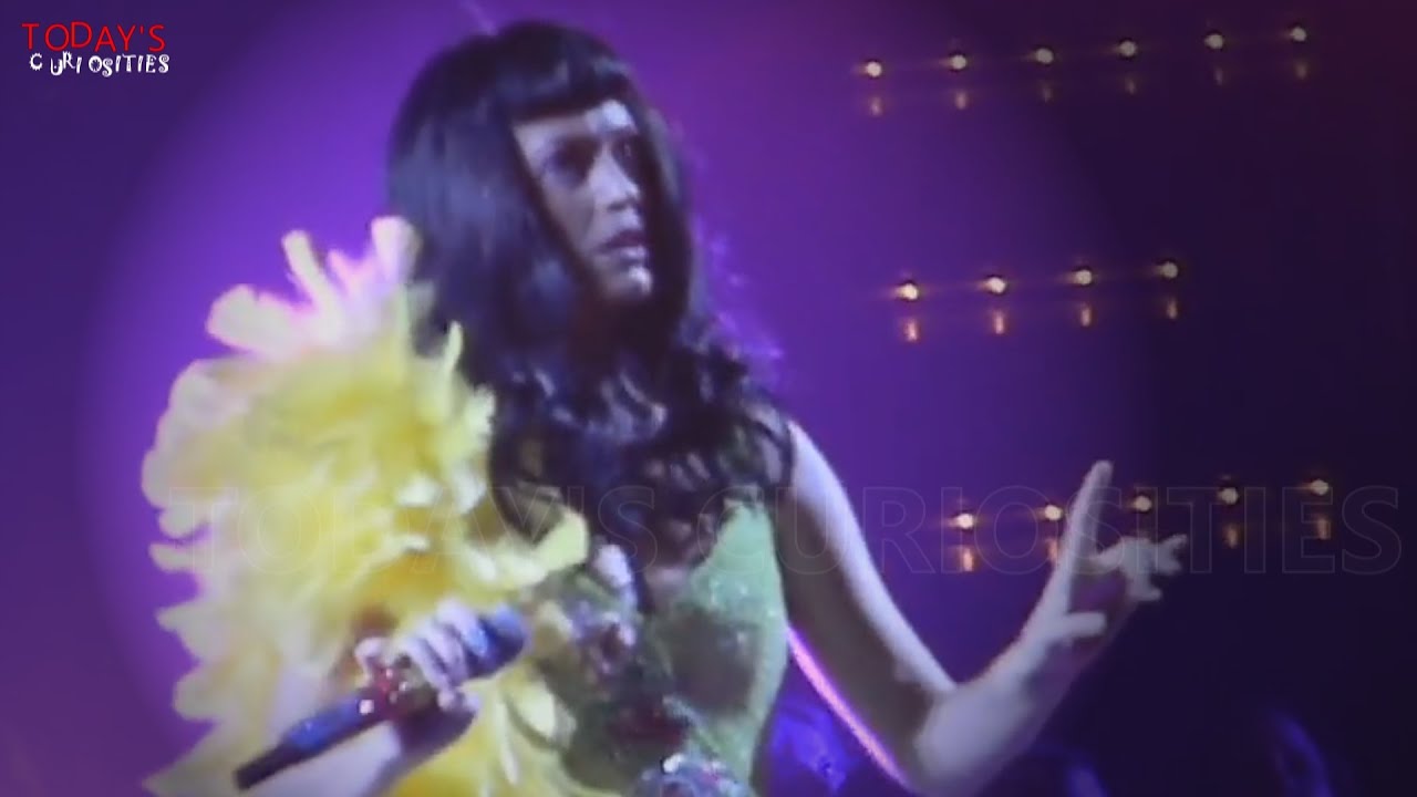 Katy Perry very weird moment while singing the song 'I Kissed A Girl ...
