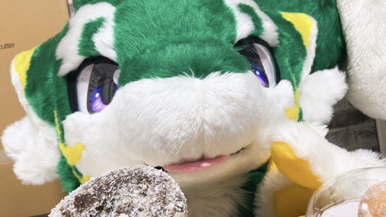 【ケモノ着ぐるみ】Eating Donuts Dragon [Kemono Fursuit] #fursuitsFriday # ...