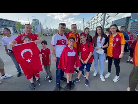 Lüksemburg-Türkiye maçını izlemeye gelen Türk taraftarlar şehir turu yaptı