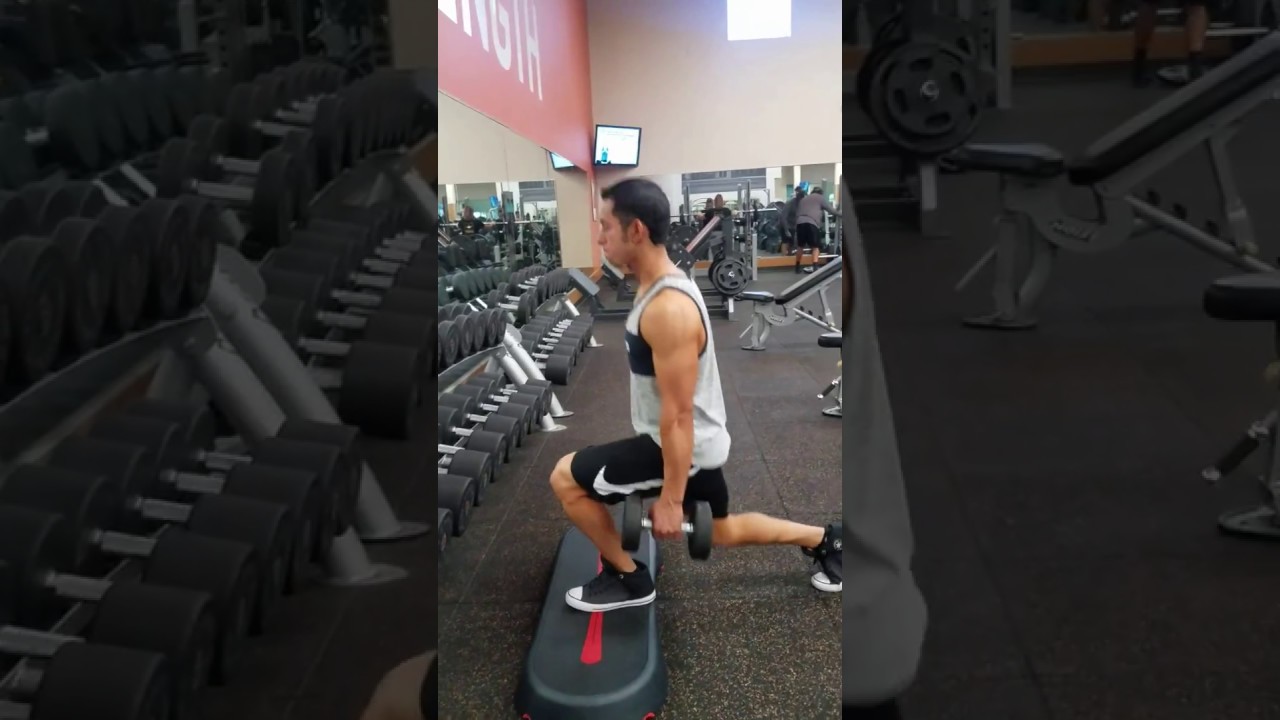 Estocada de reversa con mancuerna - YouTube