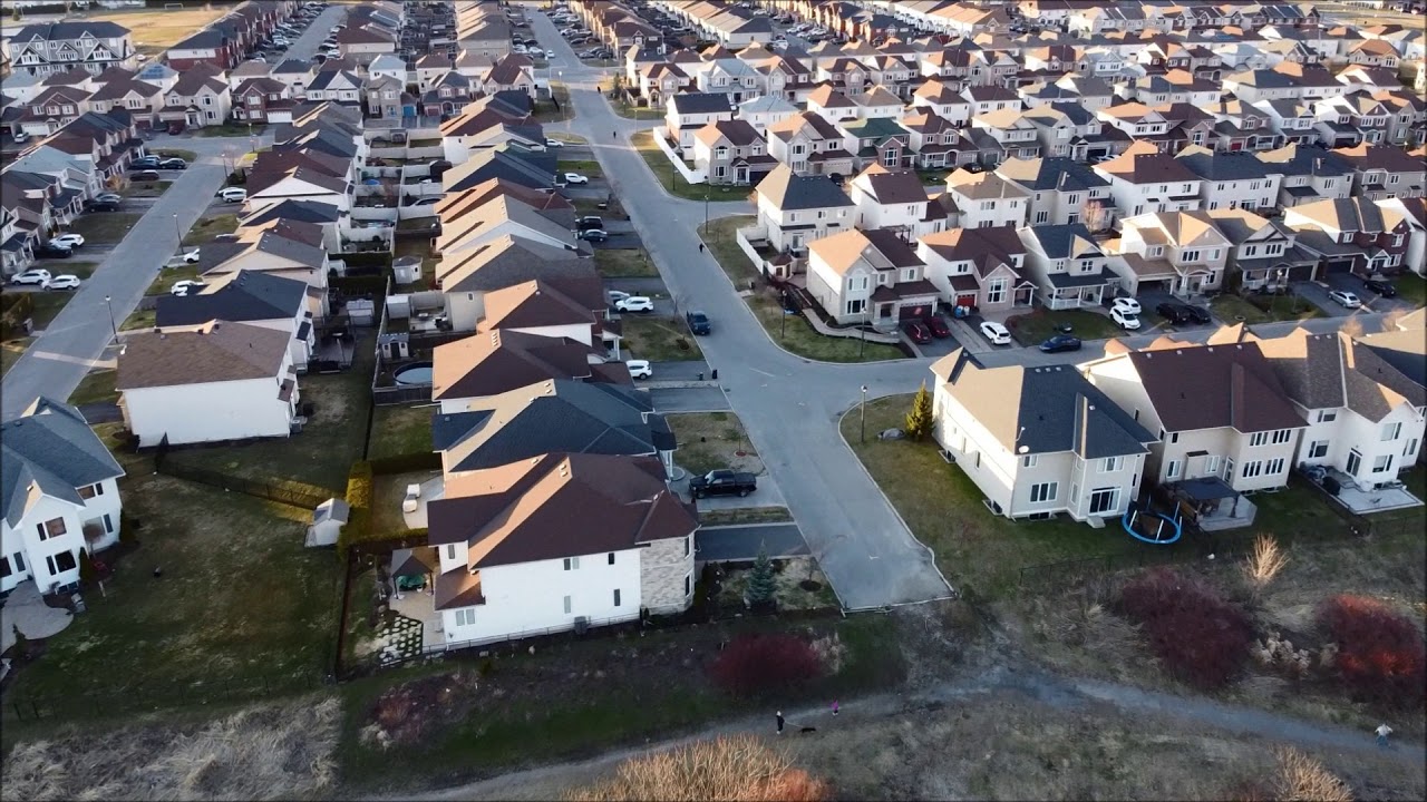 Flight over Old Cumberland Village Vol au dessus du vieux village de ...
