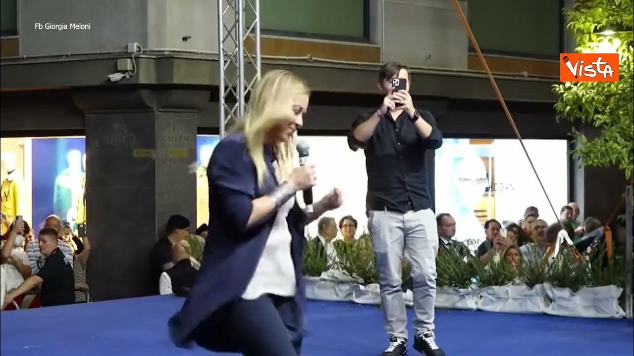 Il ballo di Giorgia Meloni per i cori al comizio di Bari - YouTube