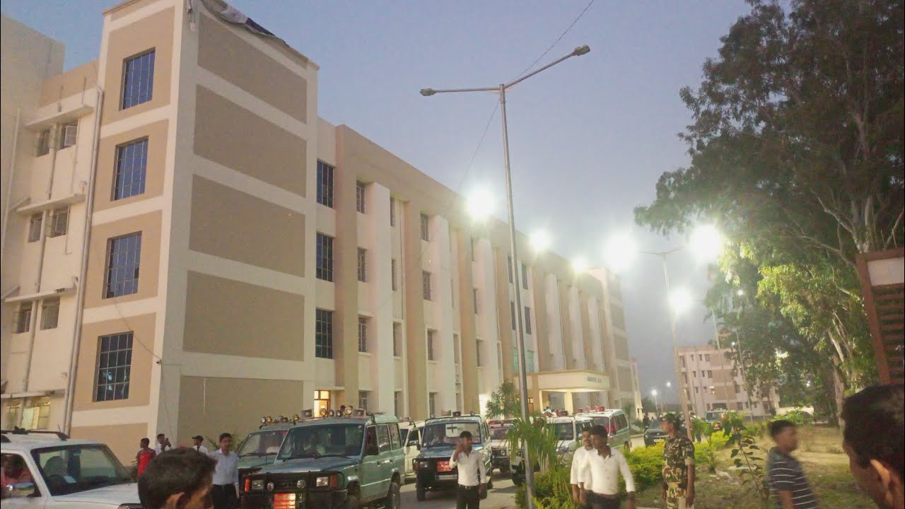 #Siwan ke engineering college mein #DM Mukul Kumar Gupta ne Kia Durga ...