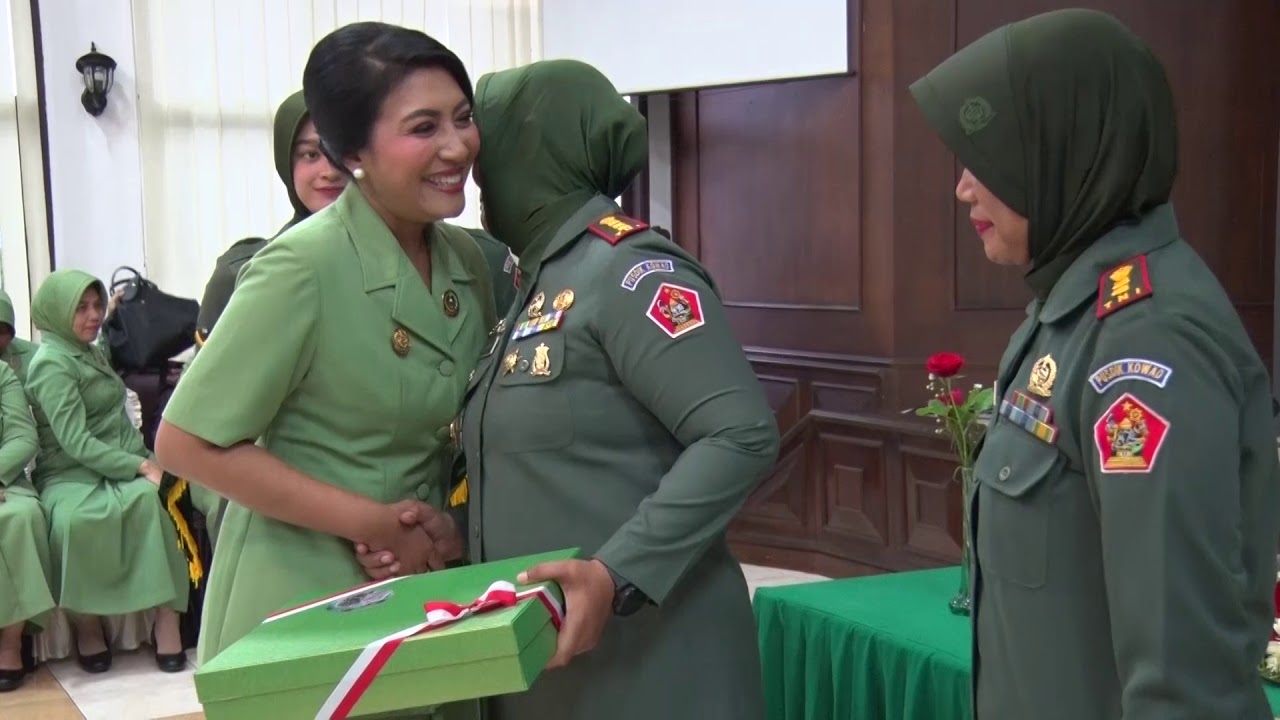 KUNJUNGAN IBU HETTY ANDIKA PERKASA KE PUSDIKKOWAD - YouTube