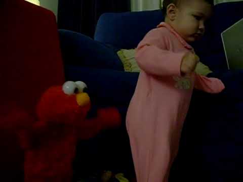Rominita baila con Elmo - YouTube