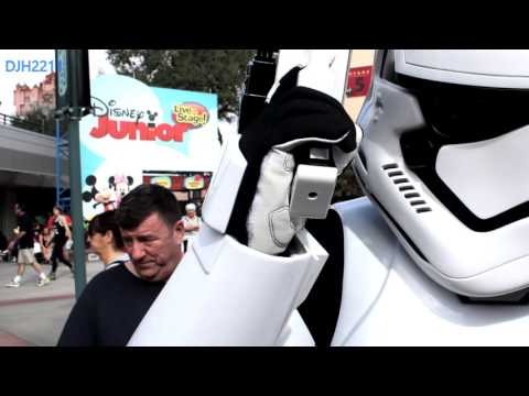 TravelX 20161214 - Robert De Niro lookalike secured by StormTrooper