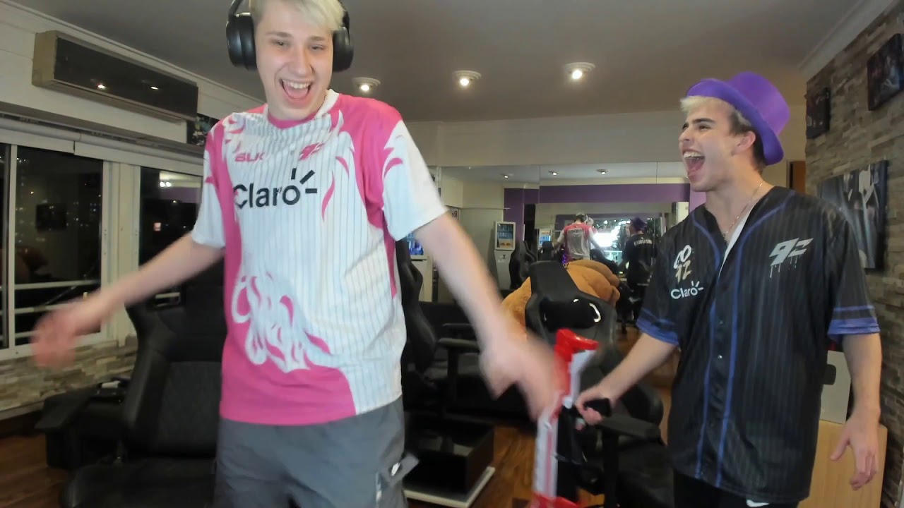 Brunenger Clips - Eu le das a mis amigos son esos de ahí - YouTube