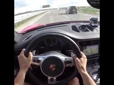 Kırmızı Porche ile otobanda hız denemesi
