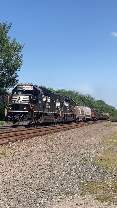 NS 7114 leading B08 by Chesterton Indiana - YouTube