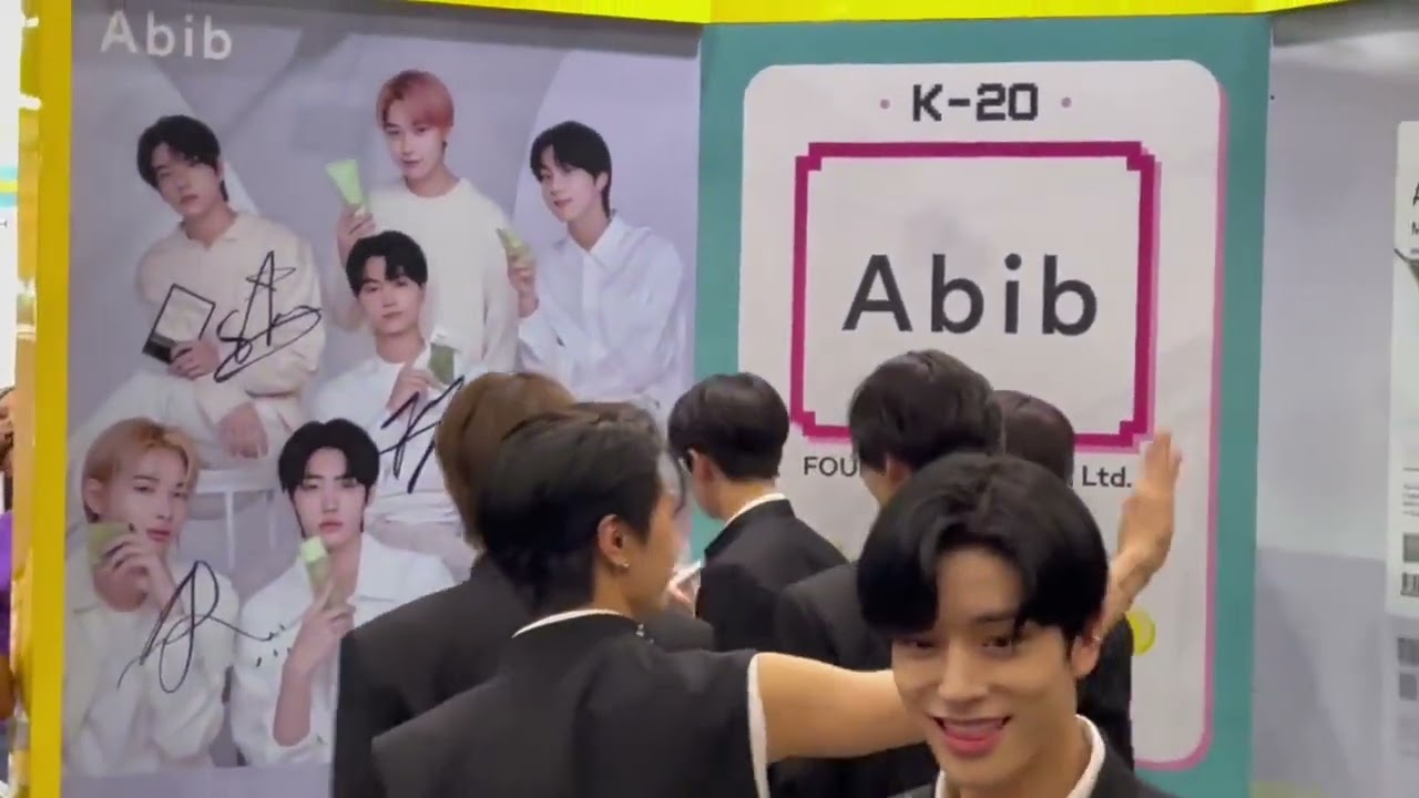 #Enhypen #Kcon Niki even has his Sunoo hyung's autograph memorised # ...