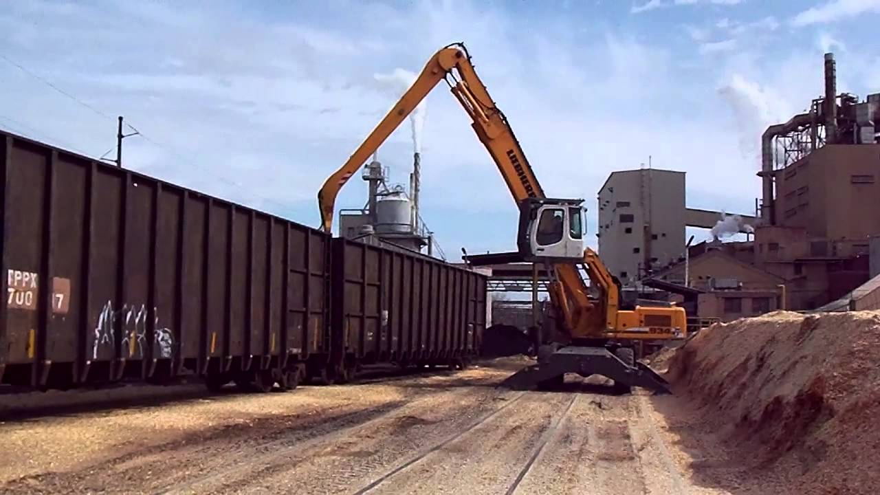 A934 Liebherr unloading woodchips - YouTube