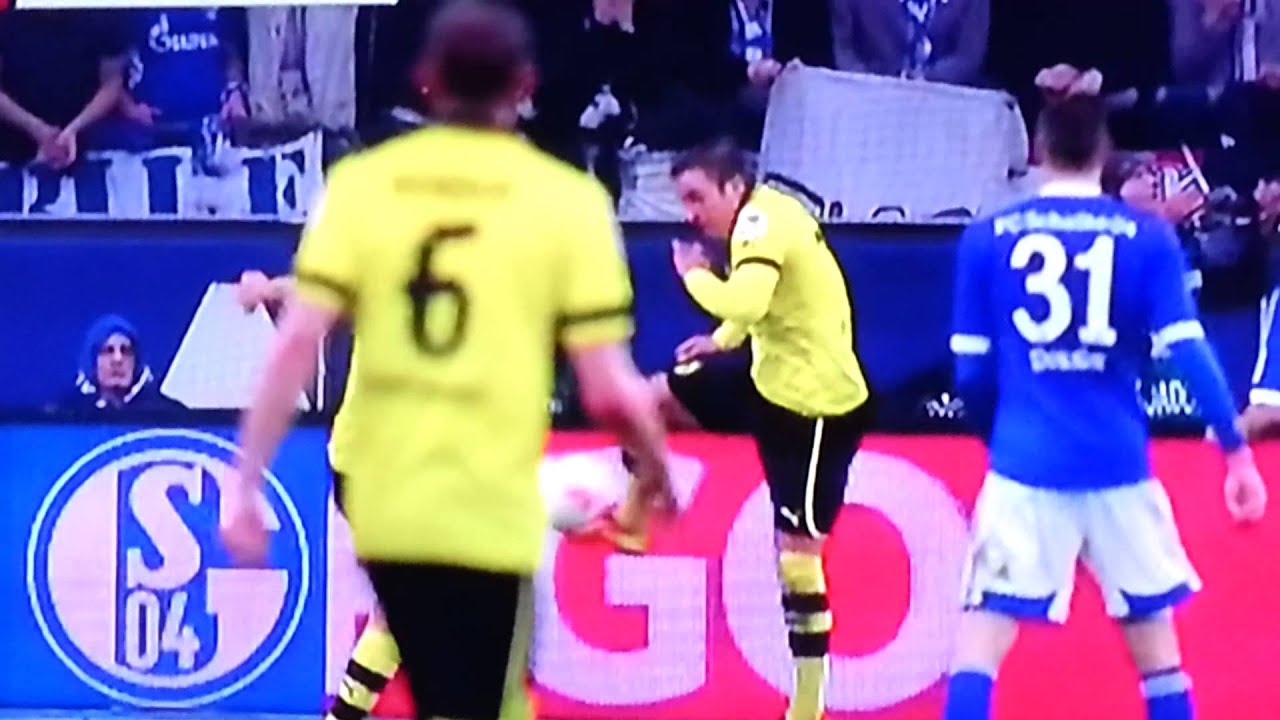 Götze bekommt Ball voll auf die Nüsse - YouTube