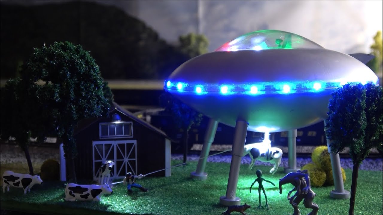 Review: Menards HO Scale UFO Scene - YouTube
