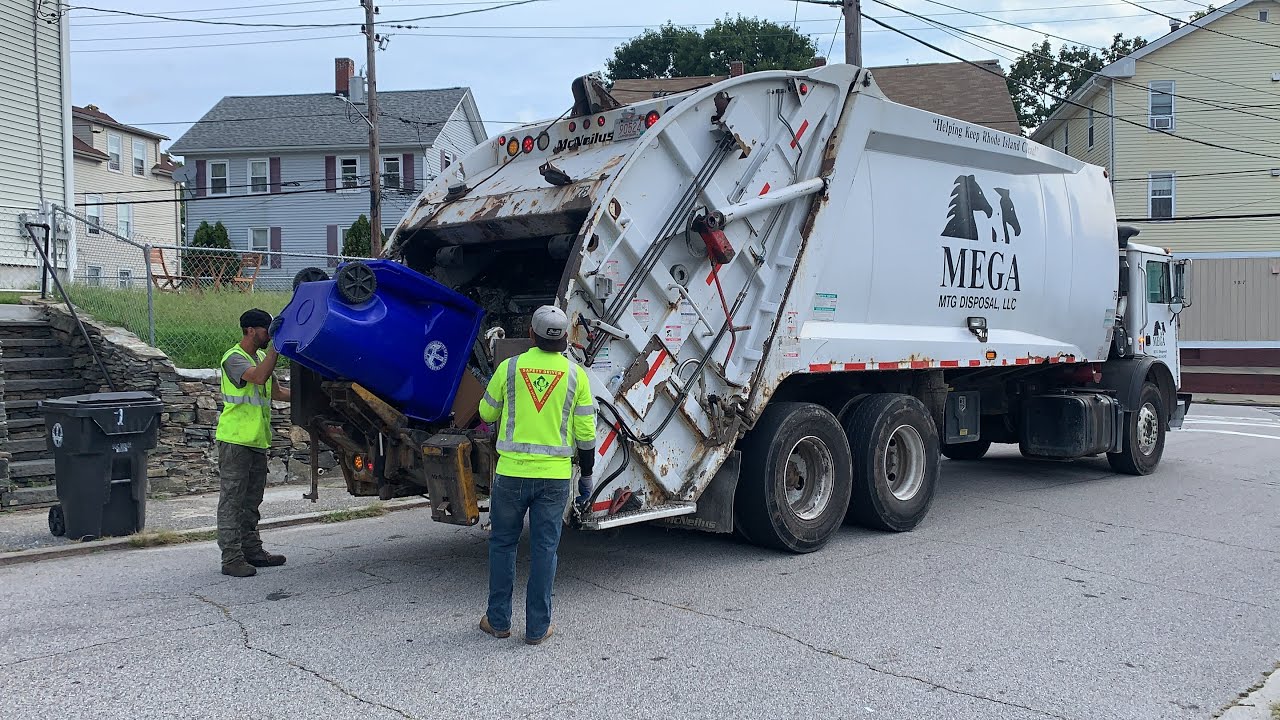 MEGA Disposal // Mack MRU McNeilus Tipping Recycle in the Apartments ...