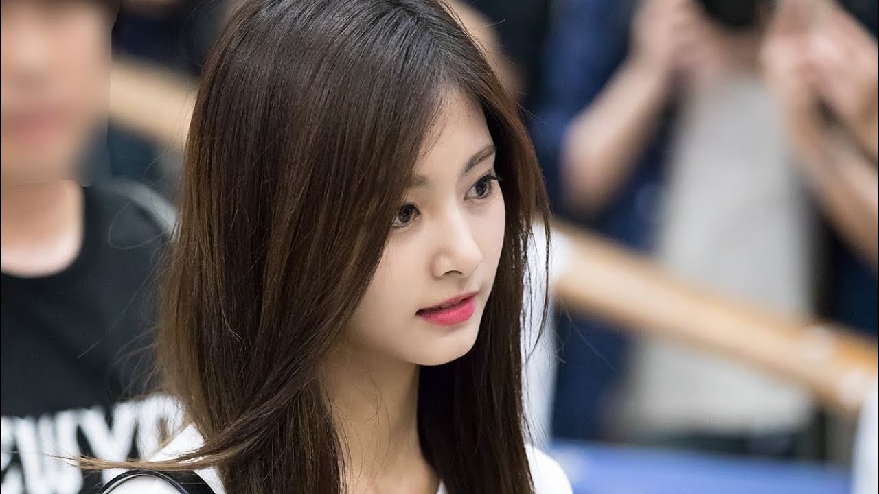 Twice Tzuyu At Incheon Airport 170823 - YouTube