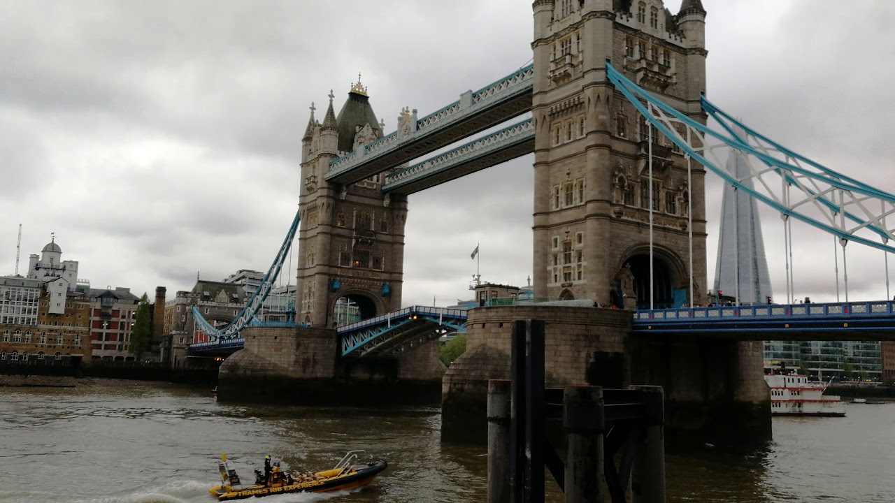 London bridge lifts - YouTube