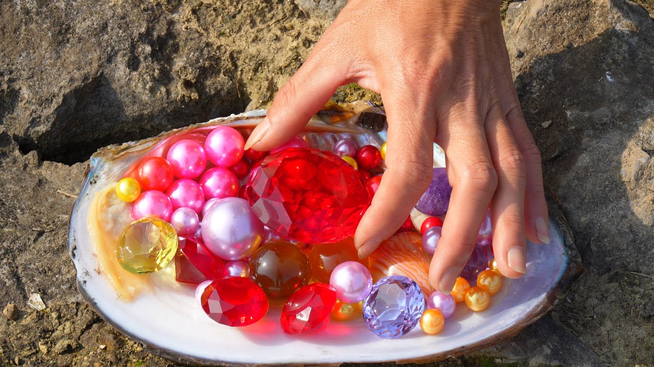 1A Girl's Amazing River Find: Mutant Clams Loaded with Gems Leave ...